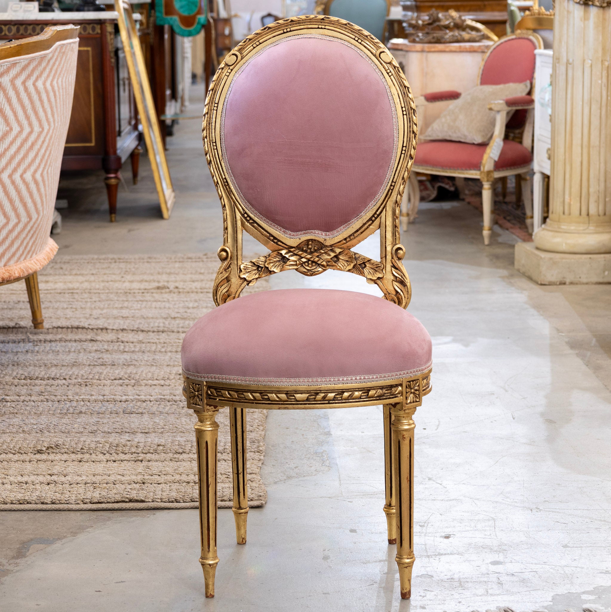 Louis XVI Accent Chair – Gilded Carvings & Pink Velvet – Le Chateau