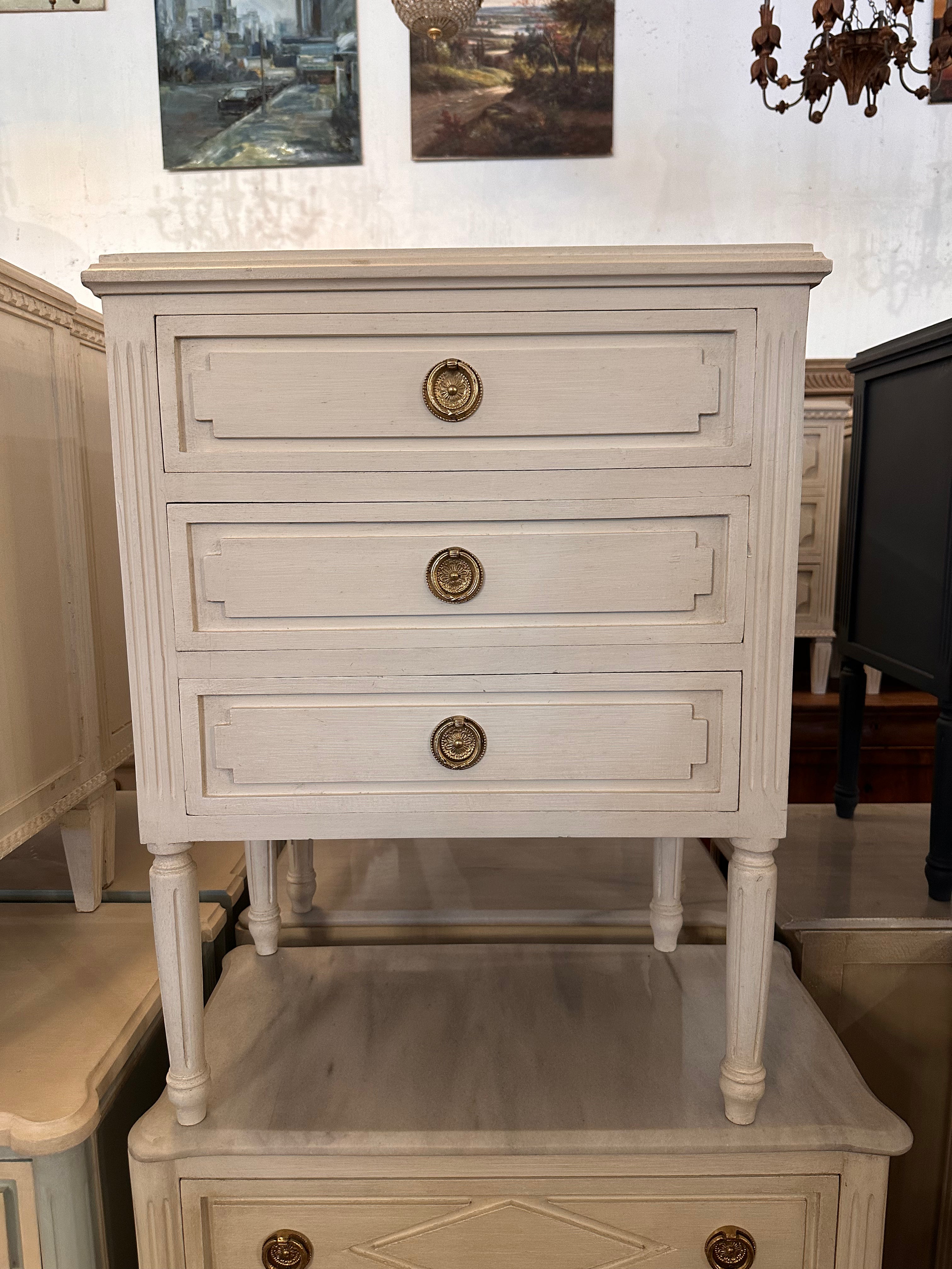 Swedish 3 Drawer Nightstand with Block Front – Le Chateau