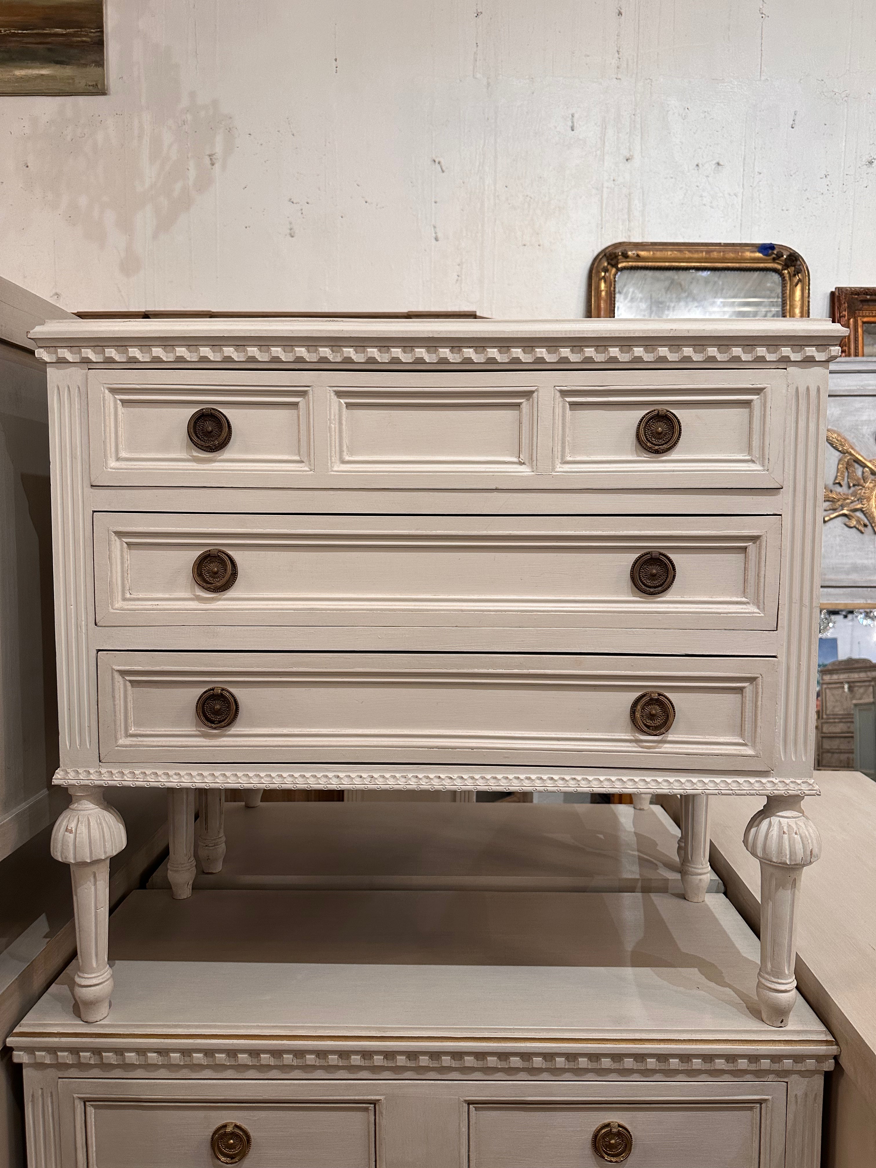 Swedish Chest With Ballerina Legs in Antique White – Le Chateau